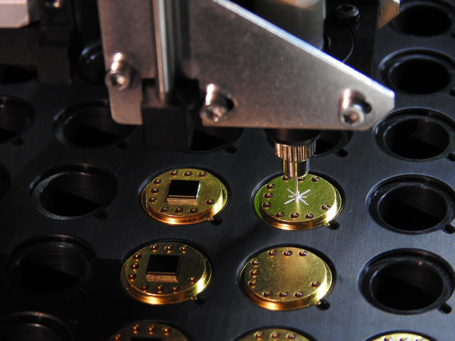 T-8000-G : Flexible Automatic Die Bonder - Accelonix